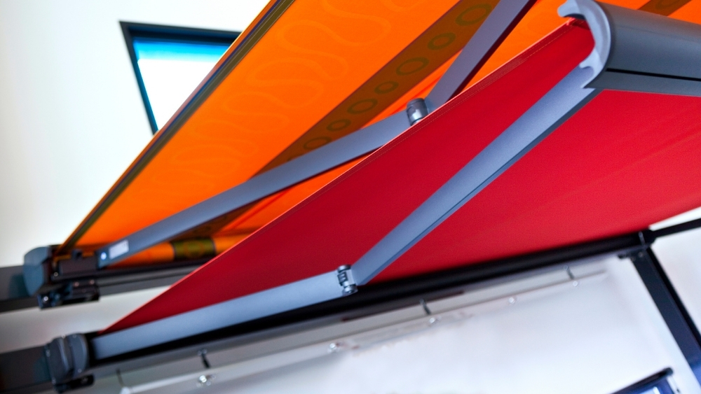 TOLDOS MOTORIZADOS: accesorios, con o sin cofre y automatismos